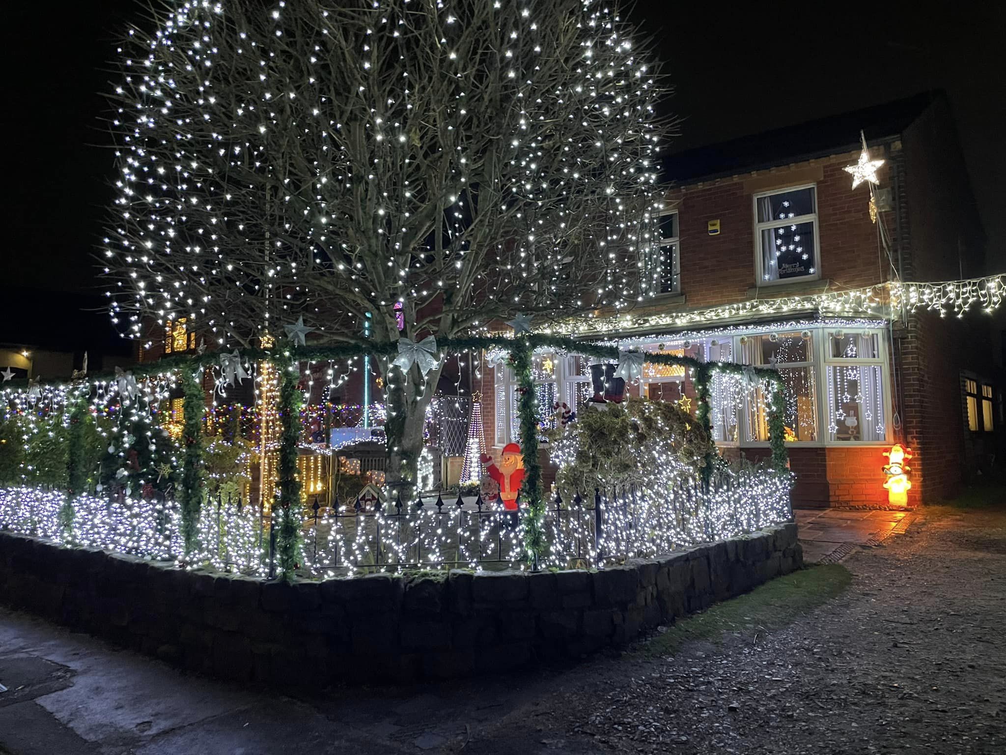 The Cottages & Residents of Crow Lane East Christmas Lights ...